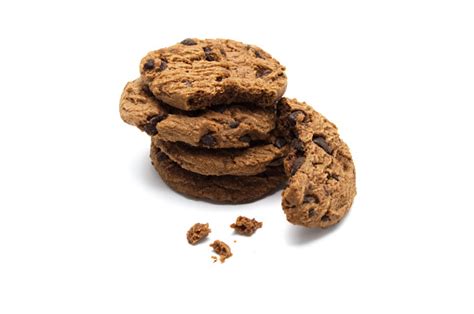 흰색 배경에 고립 된 일부 깨진 부스러기와 초콜릿 칩 쿠키 0명에 대한 스톡 사진 및 기타 이미지 0명 갈색 개체 그룹 Istock