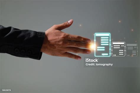 온라인 비즈니스 디지털 문서 관리 종이 없는 사무실 비즈니스 계약 개념 서명 가상현실에 대한 스톡 사진 및 기타 이미지 가상현실 경영자 계약서 Istock