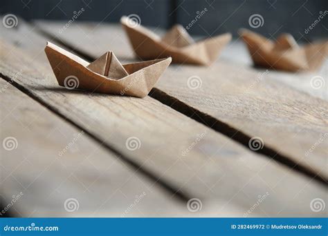 Botes De Papel En Un Fondo Vintage Foto De Archivo Imagen De Interesante Wallpaper 282469972