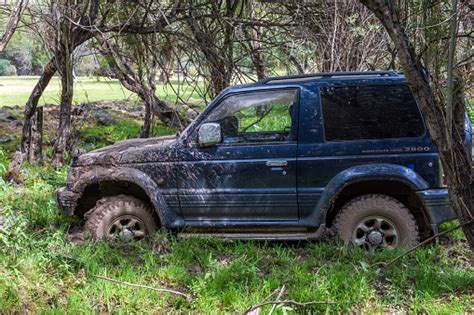 오프로드 차량 미쓰비시 파제로는 진흙에 갇혀 있었다 늪에서 더러운 오프로드 자동차 모험 여행 개념 4x4 Suv가 수렁에 빠졌습니다 여행 관광 개념 4x4 자동차에 대한