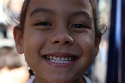 감정 걱정 없는 건강한 곱슬머리 귀걸이 귀여운 긍정적인 달콤한 라이프스타일 미소 짓는 밝은 사람 사랑스러운