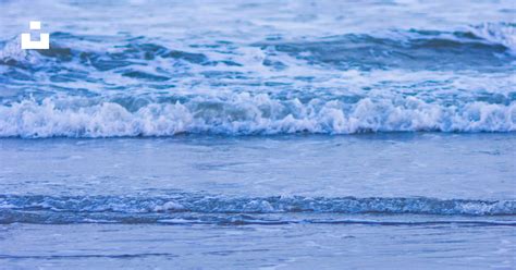 해변에서 서핑 보드를 들고 다니는 사람 사진 Unsplash의 무료 대양 이미지