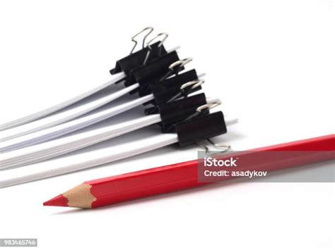 종이 바인더 클립으로 필드의 얕은 깊이의 여러 스택 앞 빨간 연필 0명에 대한 스톡 사진 및 기타 이미지 0명 검은색 공란 Istock