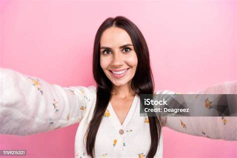쾌활한 미소 행복 숙녀 라틴어 입고 세련된 블라우스 유명 비디오 Vlog 라이프 스타일 핑크 색상 배경에 고립 된 셀카 초상화 30 34세에 대한 스톡 사진 및 기타 이미지