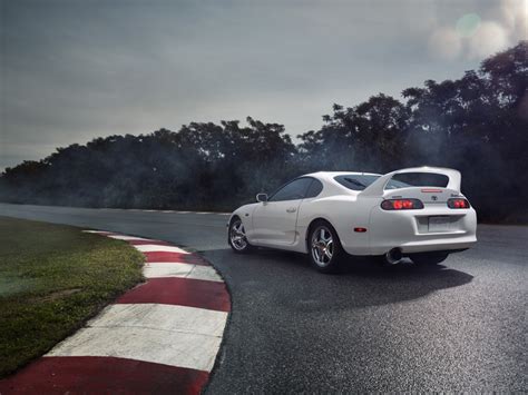 무료 이미지 위에 도요타 광고하는 Cool Tone 안개 불타는 듯한 빛깔 잔디 나무 육상 차량 자동차 디자인 스포츠카 고성능 차 하늘 개인용