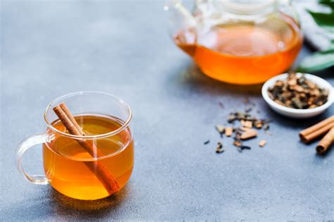 회색 돌 배경에 유리 컵과 주전자에 계피와 차 공간을 복사합니다 머그에 대한 스톡 사진 및 기타 이미지 머그 유리잔 잎차