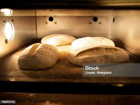 신선한 원시 반죽 빵 배경 베이커리 공장에서 신선한 빵 효모 반죽 사워 도우 빵 반죽 빵 발효 빵 생산컨베이어 벨트 오븐에서 빵 굽기 0명에 대한 스톡 사진 및 기타 이미지