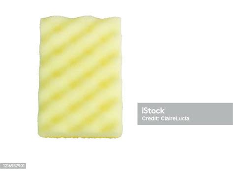 클리핑 봄 청소 개념에 의해 흰색 배경에 고립 된 부엌과 욕실을 청소하고 청소하기위한 노란색 스폰지 가사 집안일에 대한 스톡 사진 및 기타 이미지 Istock