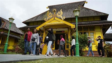 Yuk Lihat Kompleks Istana Kesultanan Alwatziekhoebillah Sambas