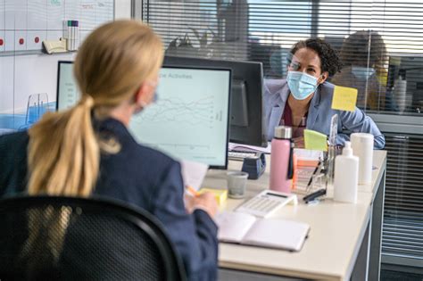 보호 얼굴 마스크를 착용하고 사무실에서 말하는 두 여성 동료 보호 마스크에 대한 스톡 사진 및 기타 이미지 보호 마스크