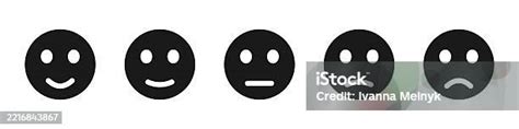 이모티콘이 설정됩니다 이모티콘 기쁜 감정에서 슬픈 감정까지 다양합니다 웃는 얼굴과 슬픈 얼굴 벡터 가공의 인물에 대한 스톡 벡터