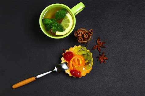 케이크 달콤한 과일 디저트 오렌지와 키 위 젤리 녹차의 컵 계 피 스틱 셰 일 보드에 아니 스 스타 건강 한 식습관 복사 공간 평면도 세트의 개념 0명에 대한 스톡 사진 및