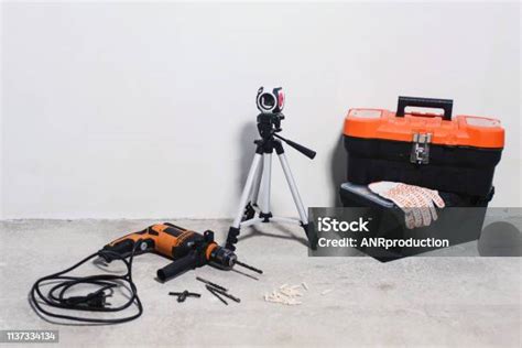 플라스틱 상자 키트 드릴 장갑 및 레이저 레벨과 다양 한 도구 세트 복사 공간을 포함 한 건설 및 리노베이션 컨셉 0명에 대한 스톡 사진 및 기타 이미지 Istock
