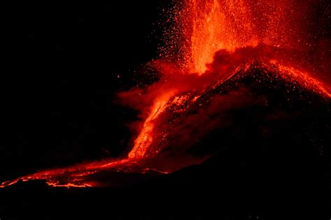 Mount Etnaa イタリアのエトナ山 Mount Etna Volcano Italy Map Facts