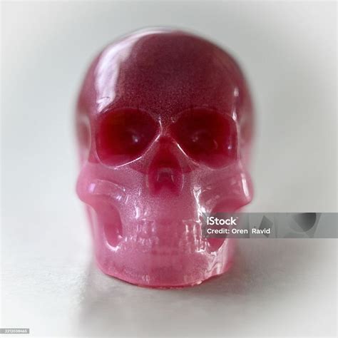 고해상도 클로즈업 이미지 단일 분홍색과 보라색 에폭시 수지 인간의 두개골 흰색 배경 0명에 대한 스톡 사진 및 기타 이미지 0명 3차원 형태 결정체 Istock