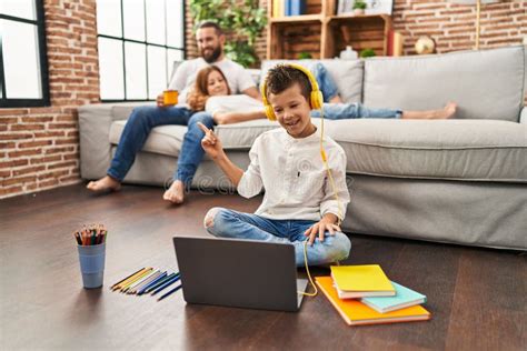 Familia De Tres Personas Haciendo Deberes En Casa Sonriendo Feliz