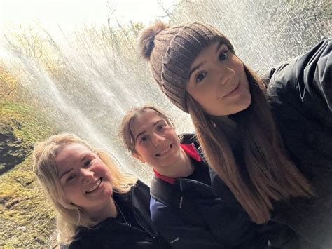 Mae Ein Cydweithwyr Alex Gutteridge Megan Leyshon A Libby Dawkins Or Gwasanaethau Gofal