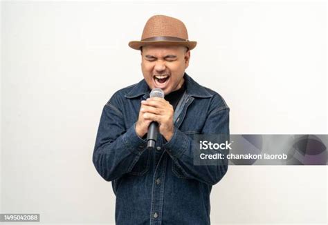 행복 젊은 아시아 남자가 노래를 부른다 고립된 배경에 있는 아티스트 보컬리스트 가수 자신감 넘치는 남자가 스튜디오에서 마이크를