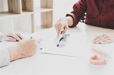 의사는 치 통 환자를 검사 하 고 의사는 치아를 치료 하 고 환자에 게 건강을 돌보고 약을 취할 준비를 하 라고 말했습니다 2명에 대한 스톡 사진 및 기타 이미지 Istock