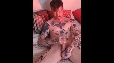 Большой татуированный рыжий усатый парень хвастается большим членом Pornhub Gay