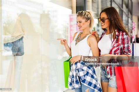두 명의 젊은 매력적인 활기참 여자대표 만족하고 윈도쇼핑 가리키기에 대한 스톡 사진 및 기타 이미지 가리키기 가방 거리 Istock