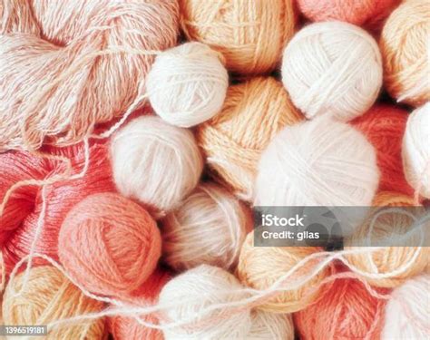 다양한 색조의 분홍색 양모 공이 부드럽고 조화로운 배경을 형성합니다 0명에 대한 스톡 사진 및 기타 이미지 0명 공예 구 Istock