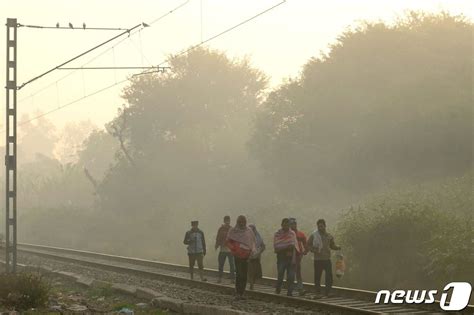 포토 공해로 뿌옇게 번진 인도 하늘 뉴스1