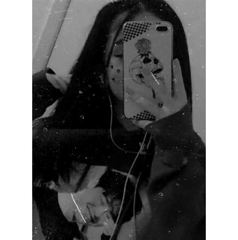 29 عکس پروفایل دخترانه خفن سیاه سفید که شما را متمایز میکند