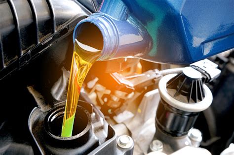 급유 및 엔진 자동차 변속기 및 유지 보수 기어에 오일 품질을 붓는다 에너지 연료 개념 0명에 대한 스톡 사진 및 기타 이미지 0명 가솔린 강철 Istock