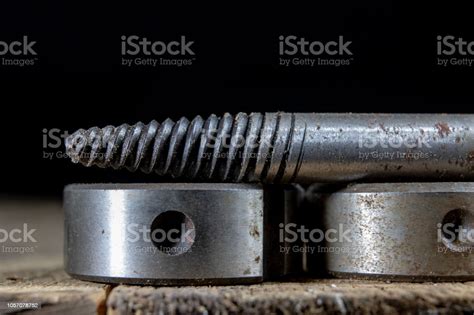 금속 도구 워크숍 테이블에 스레딩는 죽는다 고 오래 된 먼지가 워크샵에서 탭 검은 배경 0명에 대한 스톡 사진 및 기타 이미지 Istock