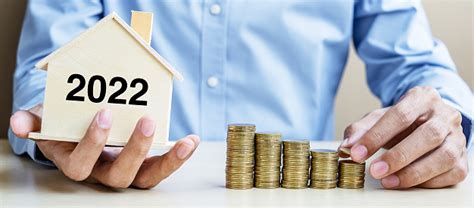 2022 년 나무 집과 함께 성장하는 돈 계단에 황금 동전을 넣는 사업가 손 새해 복 많은 사업 투자 은퇴 계획 금융 저축 및 새로운 개념 12월에 대한 스톡 사진 및 기타