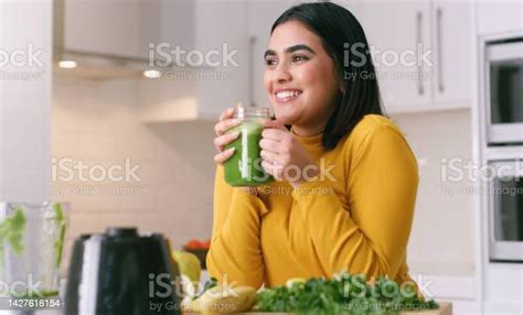 바나나 시금치 및 가정용 주방에서 단백질 녹색 채소 및 에너지를위한 건강한 스무디를 가진 여성 과일 미소 및 행복한 소녀는 믹서기에서 채식주의 자 식단을 위해 유기농 해독