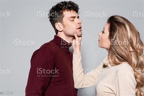 회색에 고립 된 남자의 얼굴을 들고 터틀 넥 점퍼에 젊은 여자 2명에 대한 스톡 사진 및 기타 이미지 2명 30 34세 남성 Istock