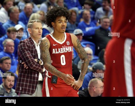 Alabama Head Coach Nate Oats Left Has A Word With Labaron Philon 0 During The Second Half Of