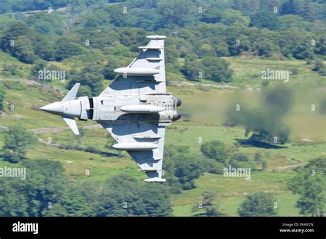 Raf Typhoon Mach Loop Fotos Und Bildmaterial In Hoher Auflösung Alamy