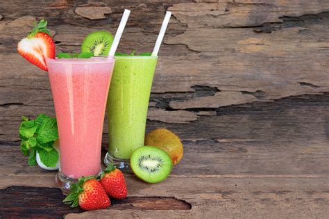 딸기와 키 위 스무디 다채로운 과일 주스 밀크 셰이크 혼합 음료 건강 한 고 단백 맛이 유리 음료 에피소드 아침 나무 배경에서 맛 있는 0명에 대한 스톡 사진 및 기타