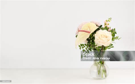 흰색 벽의 배경에 대한 테이블에 꽃병에 흰색 파스텔 꽃다발 0명에 대한 스톡 사진 및 기타 이미지 0명 공란 구도 Istock