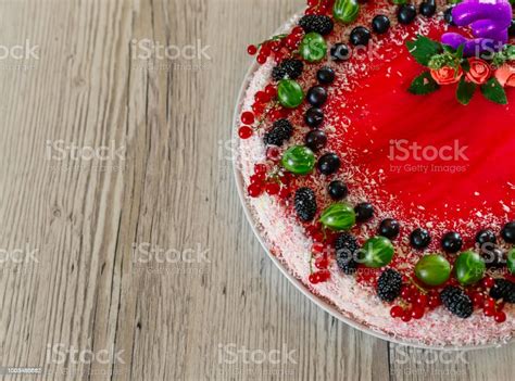 맛 있는 건강 한 채식 음식 신선한 붉은 열매와 녹색 장식 딸기 치즈 케이크를 구워 하지 마십시오 민트 잎 공간 복사 갈색에 대한 스톡 사진 및 기타 이미지 Istock