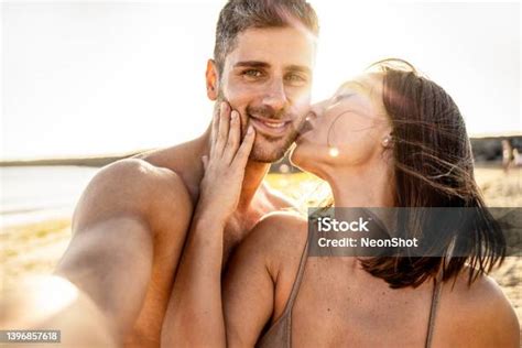 해변에서 즐거운 사랑에 빠진 사랑스러운 커플의 초상화 젊은 아름다운 사람들이 포옹하고 키스합니다 낭만적 인 순간 발렌타인 데이 남자에 대한 스톡 사진 및 기타 이미지