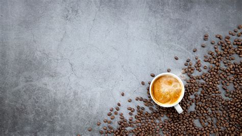 오래된 시멘트 바닥 배경에 뜨거운 에스프레소와 커피 콩 맨 위 보기입니다 플랫 레이 텍스트 공간 0명에 대한 스톡 사진 및 기타