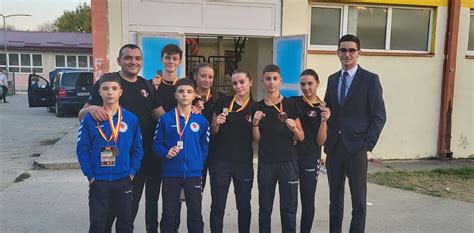 Две златни една сребрена и четири бронзени медали за каратистите од „Кун су то на меѓународен