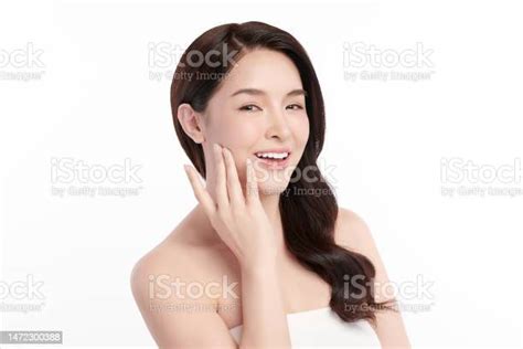 흰색 배경에 깨끗한 신선한 피부를 가진 아름다운 젊은 아시아 여성 얼굴 관리 얼굴 치료 화장품 아름다움과 스파 아시아 여성