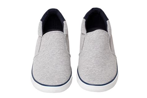 맨스 그레이 슈즈 흰색 배경에 고립 된 회색 운동화 또는 스포츠 신발 한 켤레의 클로즈업 우아하고 트렌디한 남성 신발 매크로 0