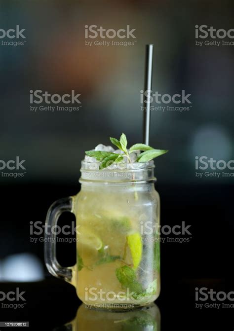 라임과 민트가 있는 모히토가 블러 백그라운드에서 칵테일 잔에 들어있습니다 측면 보기입니다 여름 더위 상쾌한 음료 스톡 사진 0명에 대한 스톡 사진 및 기타 이미지 Istock