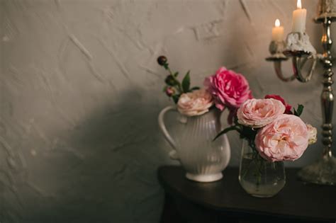 회색 배경에 빈티지 테이블에 다양한 정원 장미가 있는 정물 개념에 대한 스톡 사진 및 기타 이미지 개념 개화기 검은색 Istock