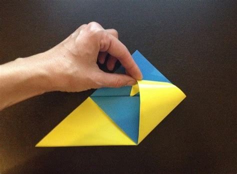 მხიარული სანიშნები ფერადი ქაღალდებით ფოტოგაკვეთილი მშობლები