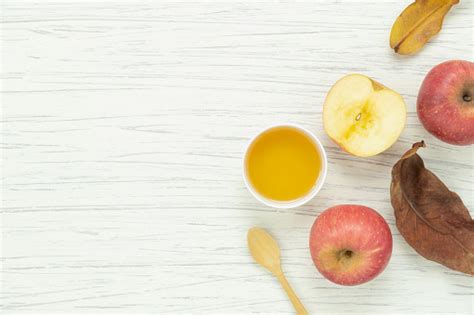 테이블 장식이 수확 또는 시 Hashanah 하루 배경 개념의 상위 뷰 항공 이미지 현대 소박한 흰색 나무 말린된 휴가와 평평 하다 애플 슬라이스 허니 비 복사 공간에