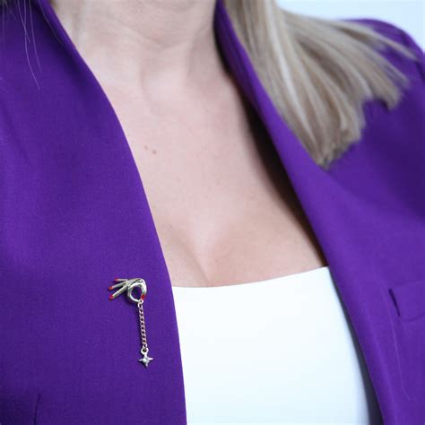 Brosa Martisor Gentuta Mana Cu Steluta Aurie Emag Ro