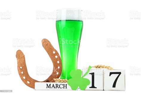 성 패트릭의 날 녹색 맥주 나무 달력 클로버 잎과 황금 말굽 흰색 배경에 고립 0명에 대한 스톡 사진 및 기타 이미지 0명 Ale St Patricks Day