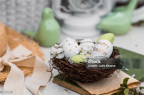 기치 흰 녹색 계란 둥지에 벚꽃 오래된 책과 흰색 나무 테이블에 도자기 새 빈티지 스타일의 행복한 부활절 날 2022 축제 카드 0명에 대한 스톡 사진 및 기타 이미지